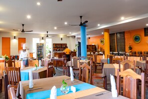 Almoços e jantares servidos, incluindo cozinha local e internacional