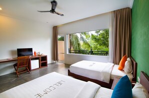 Quarto Twin Deluxe, varanda (Free Airport Pick Up) | Cofre com capacidade para portátil, com decoração personalizada