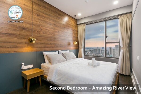 Apartamento Deluxe, 2 quartos, Vista para a cidade | 2 quartos, cofre no quarto, secretária, ferro/tábua de engomar