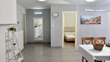 Suite de Luxo, banheira de hidromassagem, vista para a piscina | Sala de estar | TV de ecrã plano