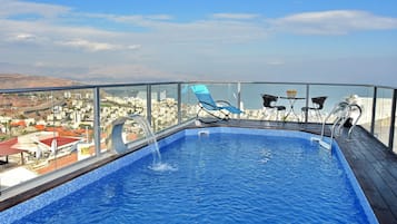 Piscina exterior, guarda-sóis, espreguiçadeiras