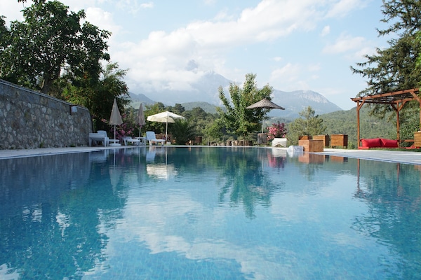 Piscina exterior, espreguiçadeiras