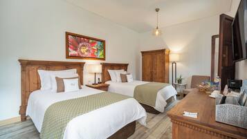 Quarto Twin | Cofre com capacidade para portátil, secretária, ferro/tábua de engomar