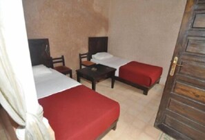 Quarto Quádruplo, casa de banho partilhada | Vista para o pátio