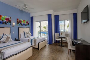 Studio with pool view | Cofres nos quartos, escrivaninha, quartos à prova de som, berços grátis