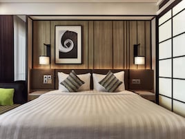Quarto casal superior, 1 cama de casal | Frigobar, cofres nos quartos, escrivaninha
