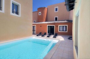 Piscina exterior, espreguiçadeiras 