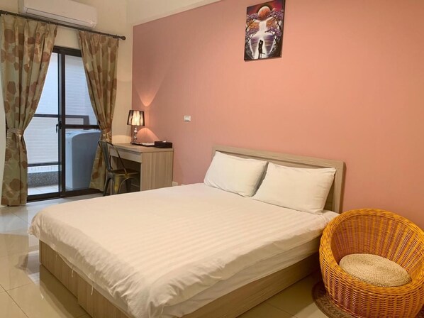 Escrivaninha, espaço de trabalho para notebook, cortinas blackout