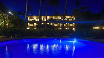 Fachada do alojamento (tarde/noite)