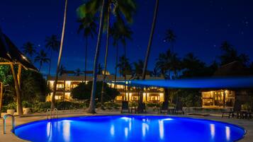 Piscina exterior, espreguiçadeiras