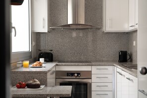 Apartamento, 2 quartos, varanda (4 people) | Cozinha privada | Um frigorífico/congelador grande, um micro-ondas, um forno 