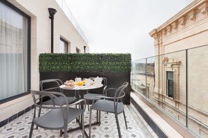 Suíte luxo, 1 quarto, terraço, vista para a cidade | Vista do quarto