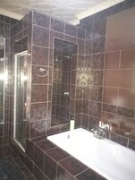 Casa Royal, junto ao jardim | Casa de banho | Uma combinação polibã/banheira, artigos de higiene pessoal grátis 
