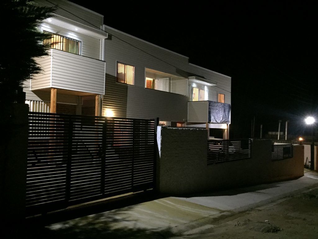 Fachada da propriedade à noite