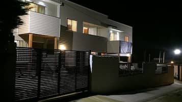 Fachada da propriedade à noite