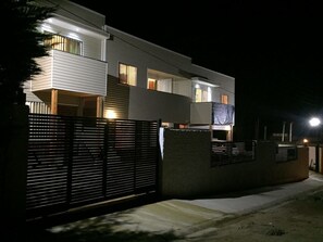 Fachada do alojamento (tarde/noite)