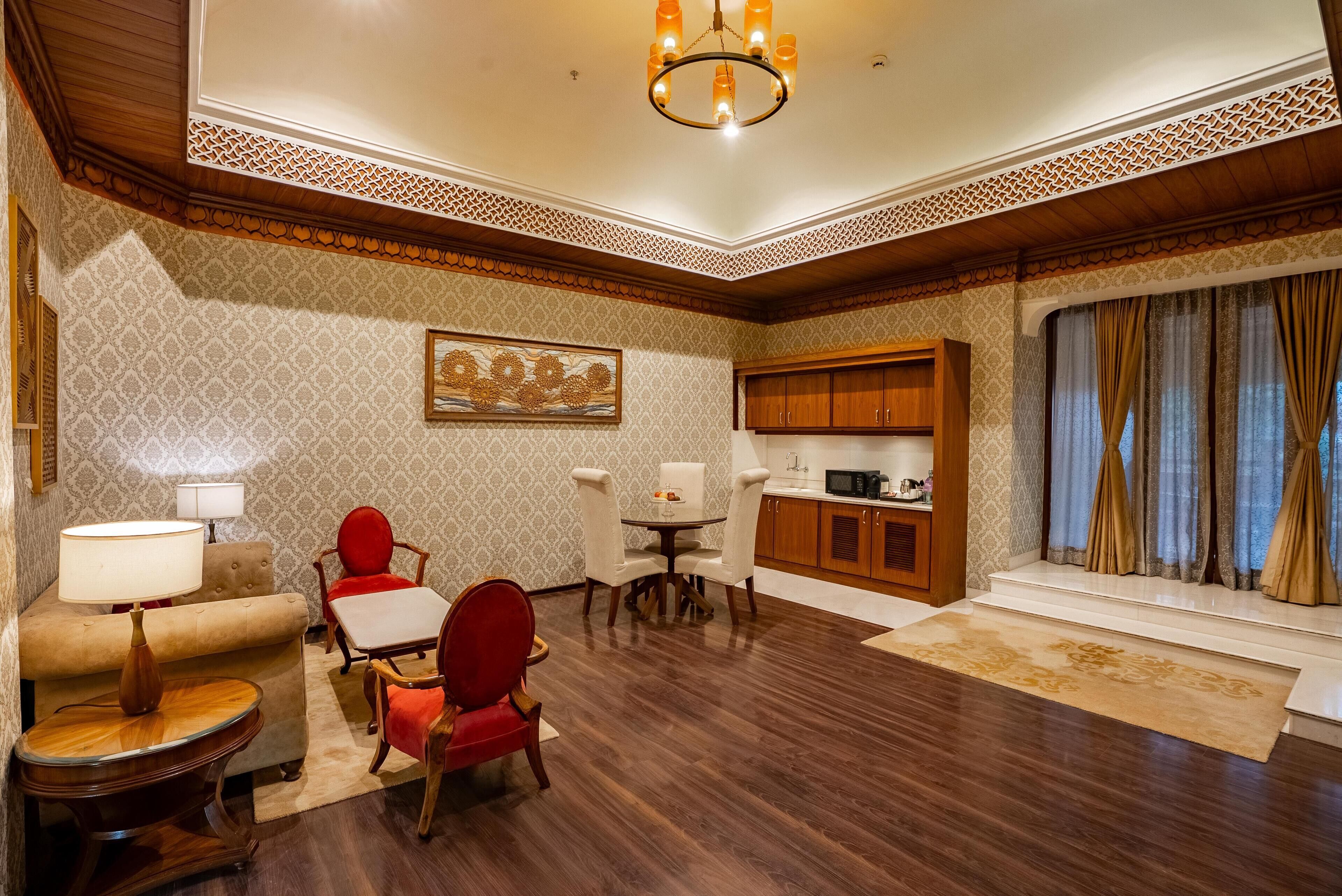 Uma sala de estar ampla com teto de madeira, área de jantar com mesa e cadeiras, cozinha com armários de madeira e uma janela grande com cortinas.