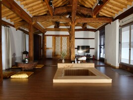 Suite Tradicional, 2 quartos (House of Goh San) | Sala | TV de ecrã plano, filmes pagos 