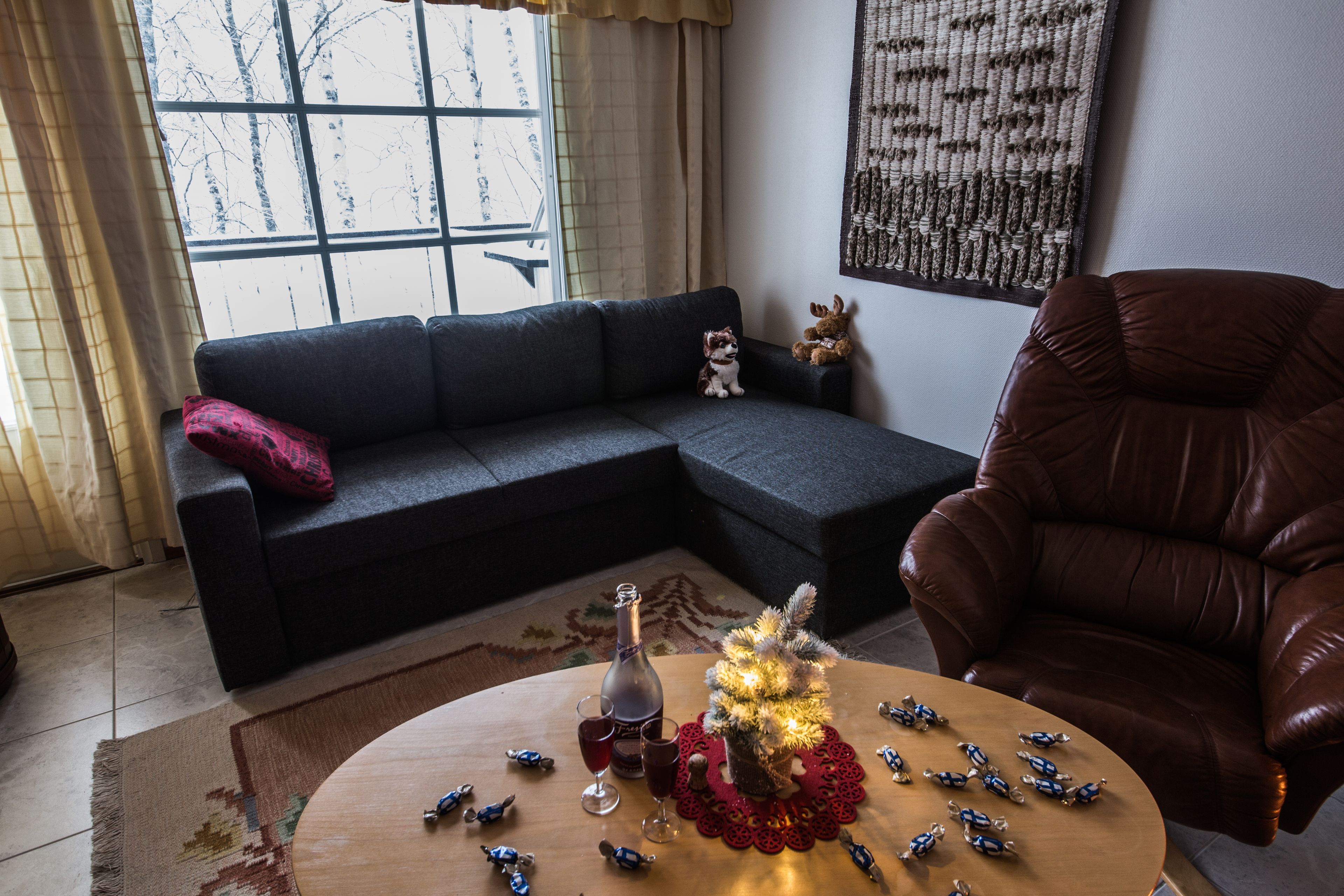 Apartamento superior, 1 quarto, sauna seca, de frente para a praia | Área de estar | TV de tela plana