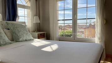 Quarto casal panorâmico, banheiro privativo, vista parcial para o mar (Loft)