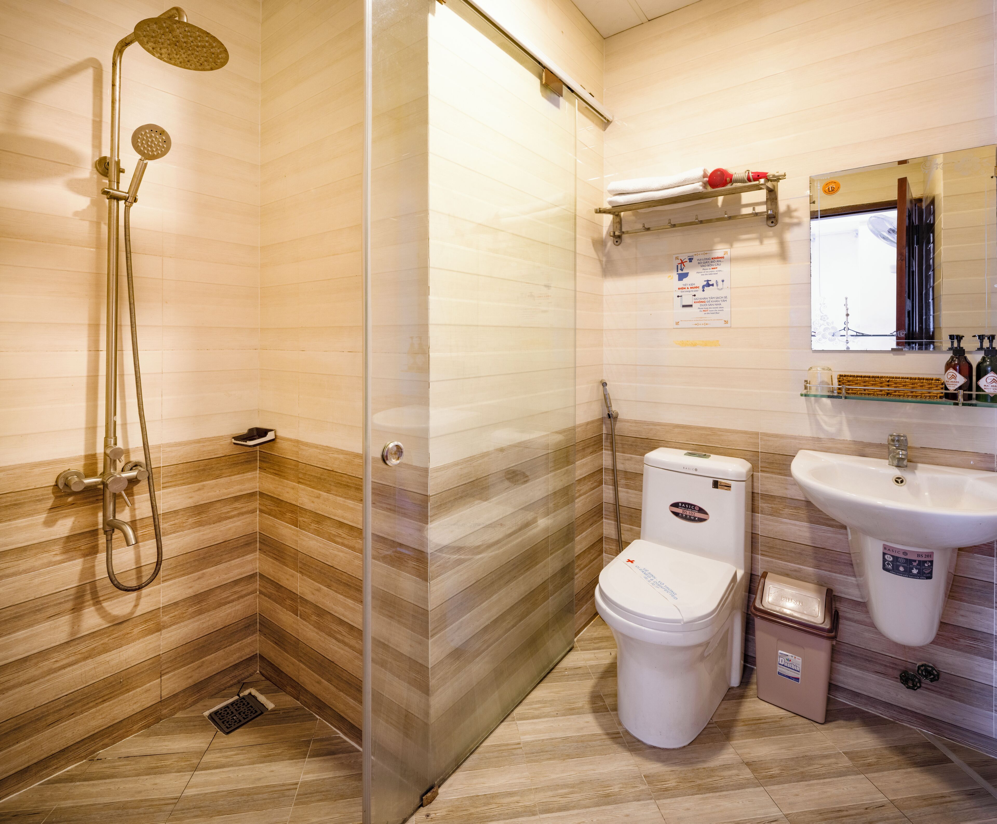 Quarto luxo | Banheiro | Chuveiro, produtos de toalete grátis, secador de cabelo, chinelos