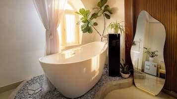 Quarto Deluxe | Casa de banho | Um polibã, artigos de higiene pessoal grátis, um secador de cabelo