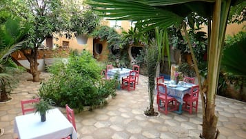 Pequeno-almoço completo diário (4 EUR por pessoa)