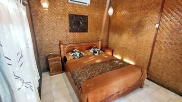 Quarto casal standard | Escrivaninha, roupa de cama