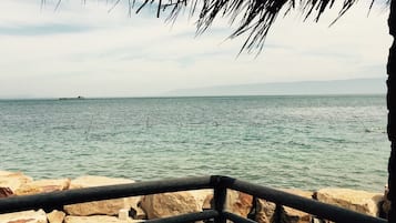 Na praia, prática de mergulho autônomo