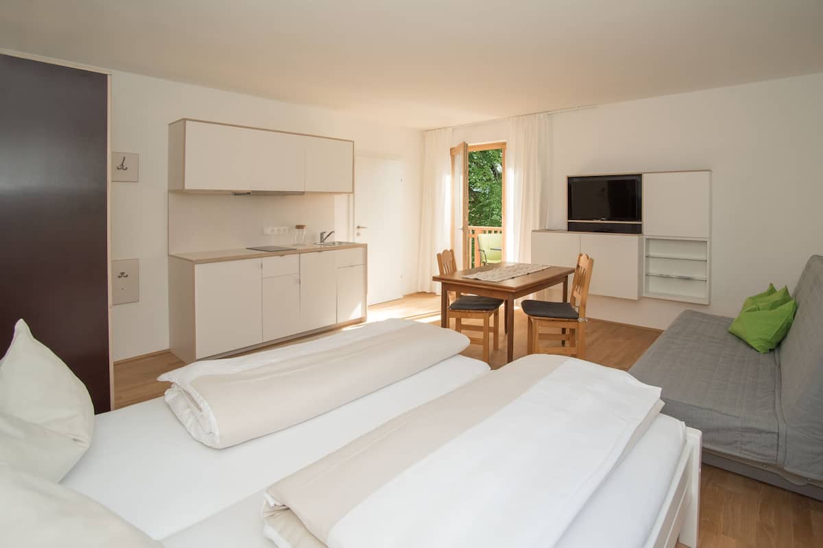 Apartamento Familiar, 1 cama queen-size e sofá-cama, varanda, junto ao jardim | Com decoração personalizada, com mobília individualizada