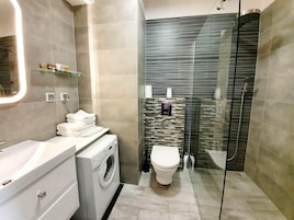 Apartamento (8) | Casa de banho | Um secador de cabelo, toalhas fornecidas, sabão, champô