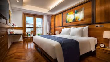 Frigobar, cofres nos quartos, escrivaninha, cortinas blackout