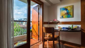 Frigobar, cofres nos quartos, escrivaninha, cortinas blackout