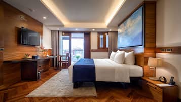 Frigobar, cofres nos quartos, escrivaninha, cortinas blackout