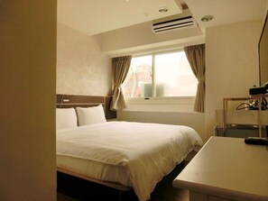 Quarto casal superior, 1 cama de casal | Frigobar, cortinas blackout, quartos à prova de som, Wi-Fi de cortesia