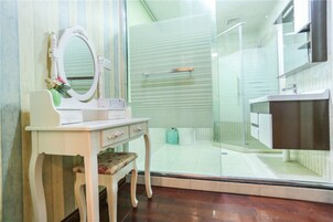 Um polibã, artigos de higiene pessoal grátis, um secador de cabelo 