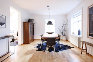 Casa geminada, 3 quartos | Roupas de cama premium, escrivaninha, ferros/tábuas de passar roupa