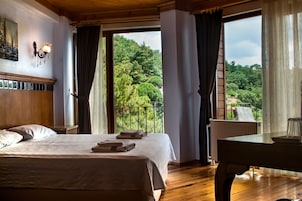 Quarto Deluxe, vista parcial para o mar | Lençóis de algodão egípcio, roupa de alta qualidade