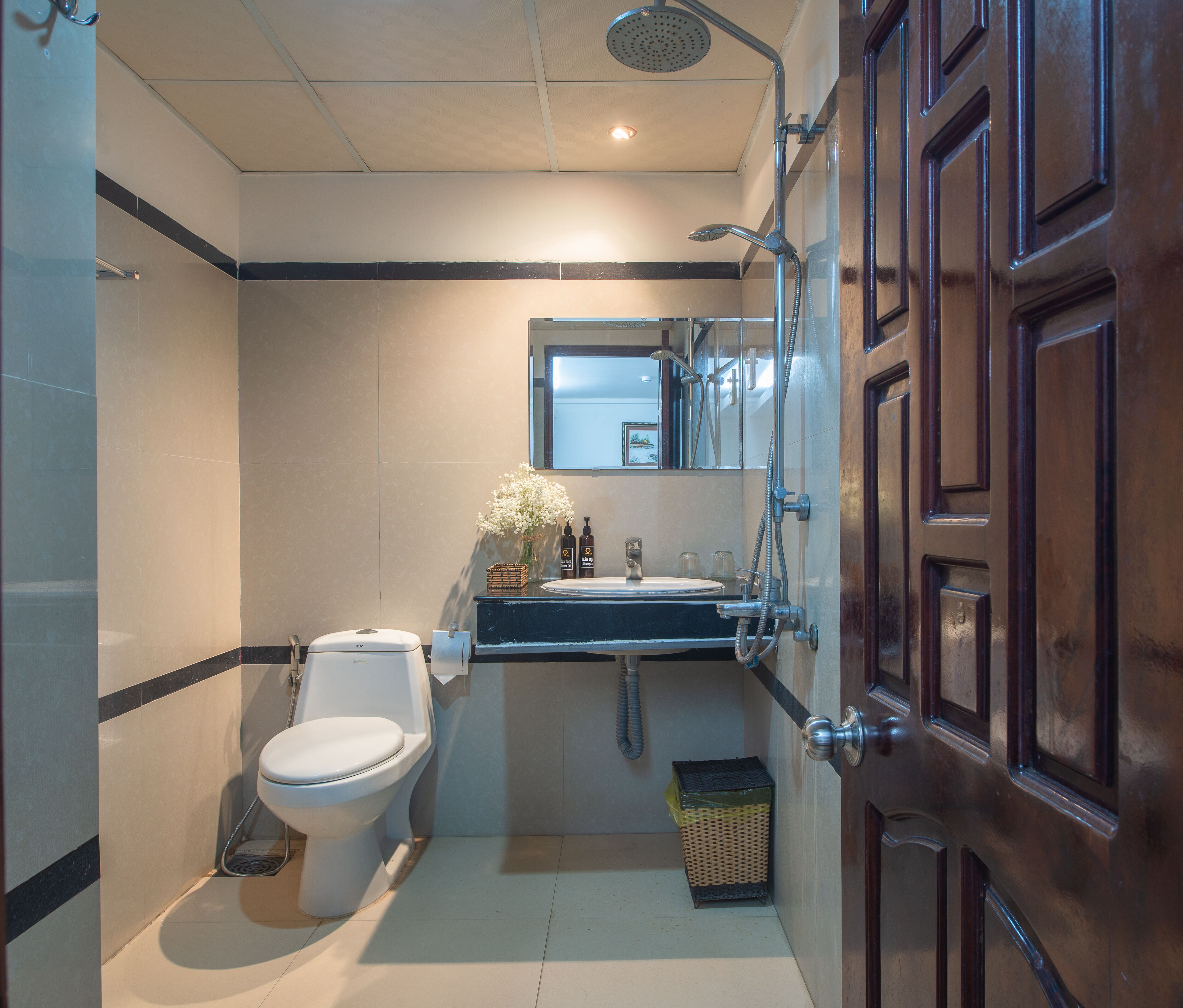Quarto Duplo Standard | Casa de banho | Um polibã, um chuveiro fixo, artigos de higiene pessoal grátis 