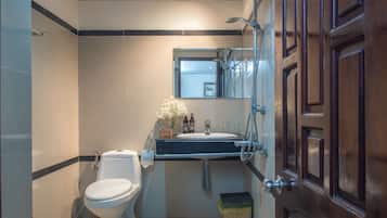 Quarto Duplo Standard | Casa de banho | Um polibã, um chuveiro fixo, artigos de higiene pessoal grátis