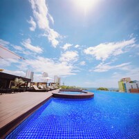 Piscina externa, funciona das 6h às 22h, espreguiçadeiras