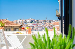 Apartamento romântico, terraço, vista para a cidade | Vista do quarto