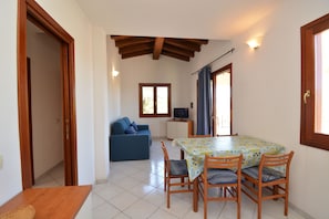 Apartamento, 2 quartos, terraço, vista para o mar | Sala | Televisor de 32 polegadas com canais por cabo
