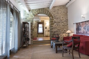 Suite Romântica, 1 cama queen-size, cozinha, vista para o pátio (Torchio) | Sala de estar | TV de ecrã plano 