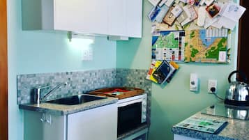 Apartamento Superior, 1 quarto, vista para o jardim (The Garden Apartment ) | Cozinha privada | Um frigorífico/congelador grande, um micro-ondas, um forno