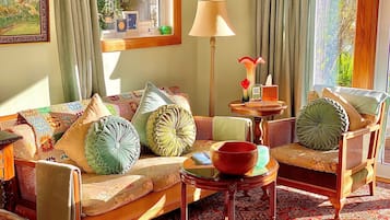 Apartamento Superior, 1 quarto, vista para o jardim (The Garden Apartment ) | Sala de estar | TV de ecrã plano, base para iPod