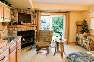 Quarto superluxo, banheira de imersão, vista para o rio (Alpine Suite) | Roupas de cama de algodão egípcio, roupas de cama premium