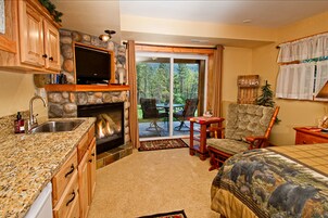 Quarto superluxo, banheira de imersão, vista para o rio (Alpine Suite) | Roupas de cama de algodão egípcio, roupas de cama premium