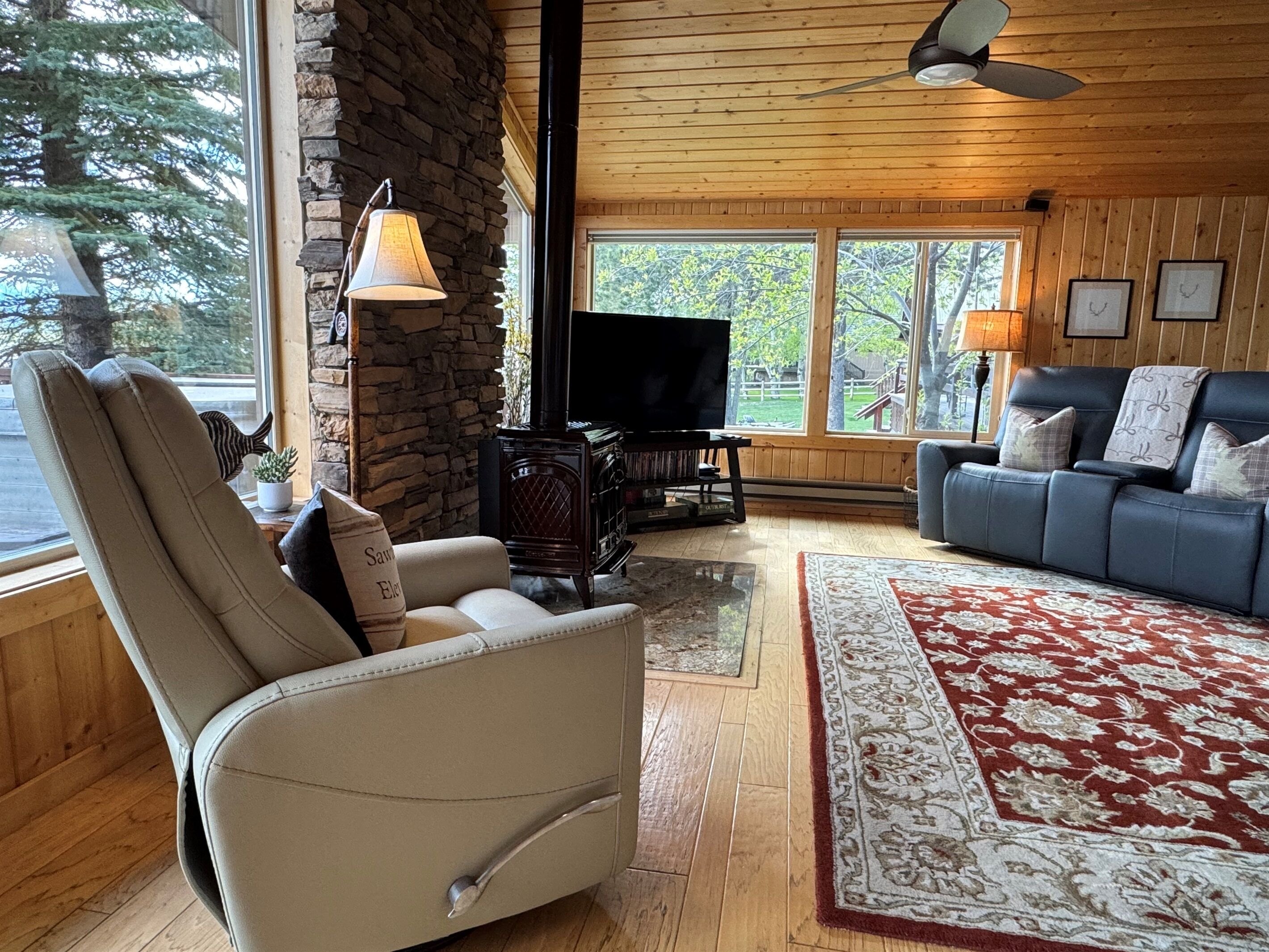 5 Stars! Elegant Lake Front Cabin W/hot Tub, Only 20 Minutes To Yellowstone Np! - Henrys Lake, ID