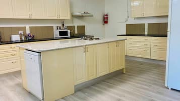 Casa Familiar | Cozinha privada | Um micro-ondas, uma torradeira, utensílios de cozinha
